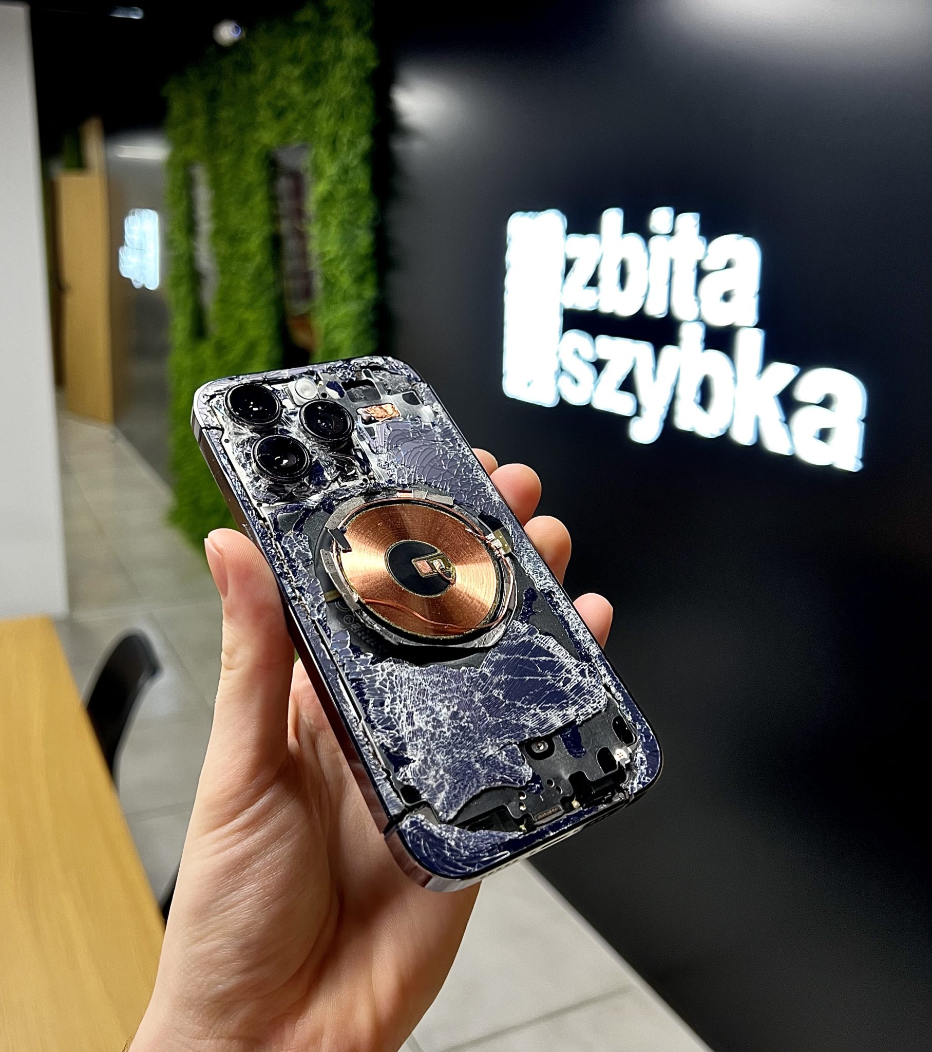 Wymiana tylnej obudowy iPhone 14 • Serwis Apple - Zbita Szybka
